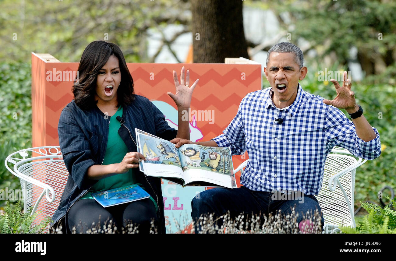 United States President Barack Obama (R) and first lady Michelle Obama ...