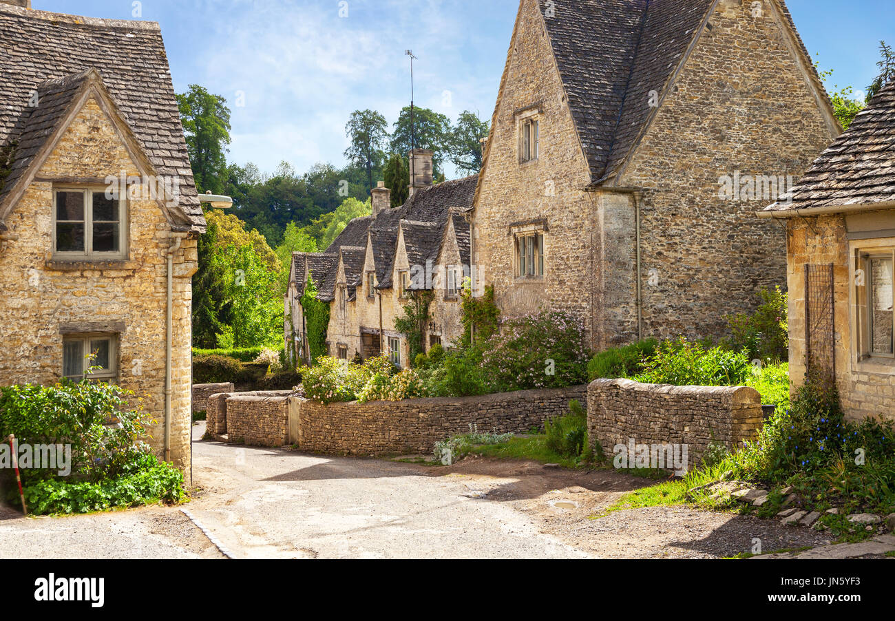 Street view of bibury hi-res stock photography and images - Alamy