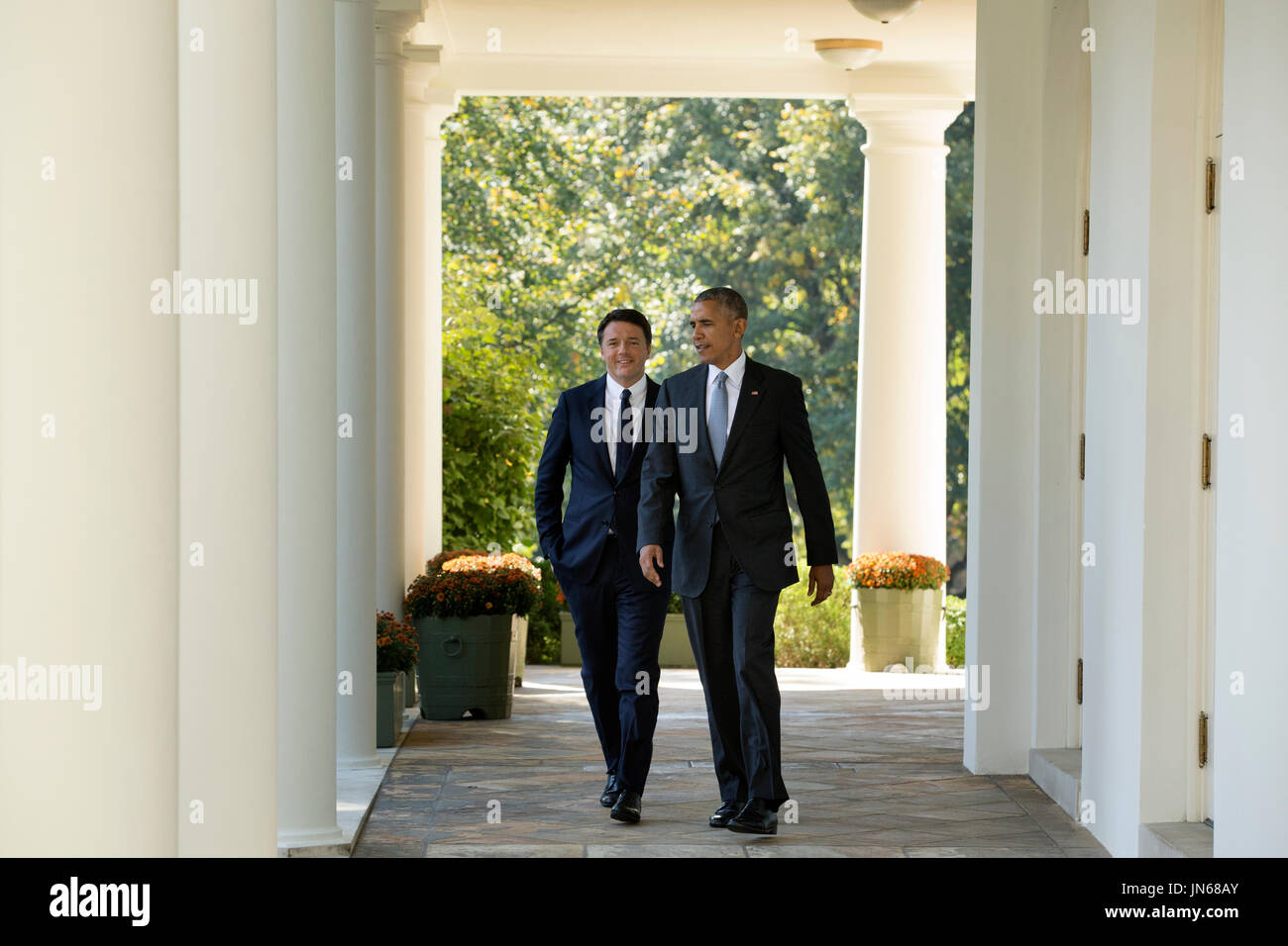 US President Barack Obama (R) and Italian Prime Minister Matteo Renzi ...