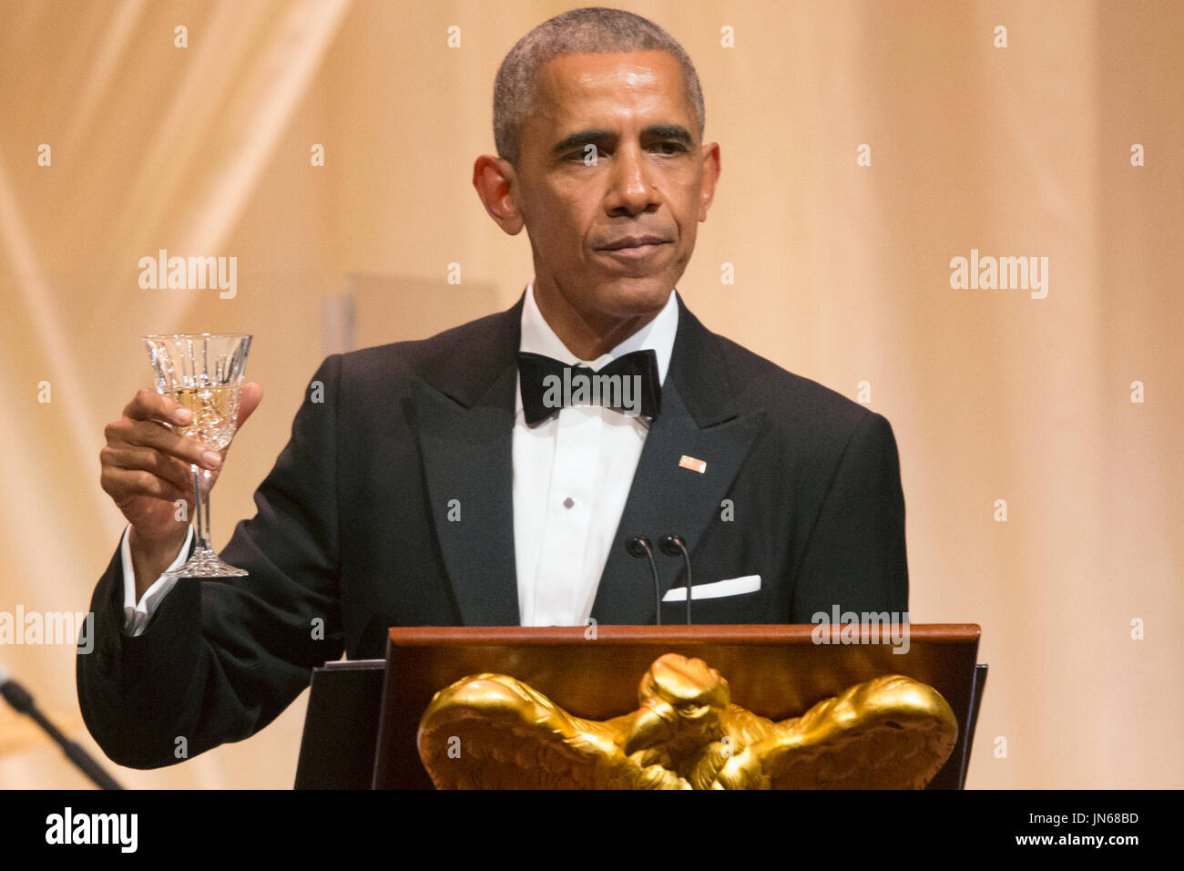 US President Barack Obama offers a toast to Italian Prime Minister ...