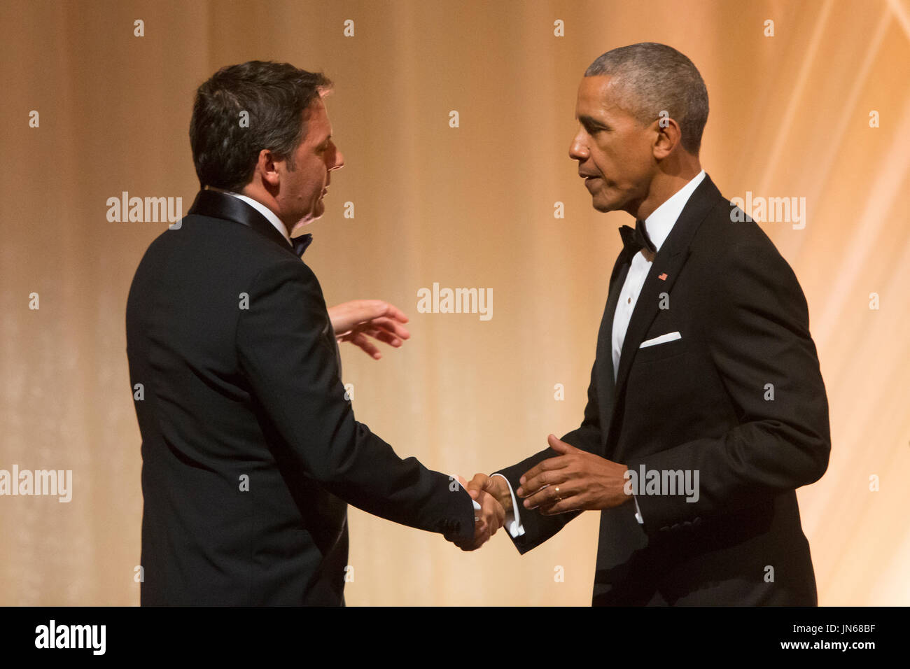US President Barack Obama (R) greets Italian Prime Minister Matteo ...