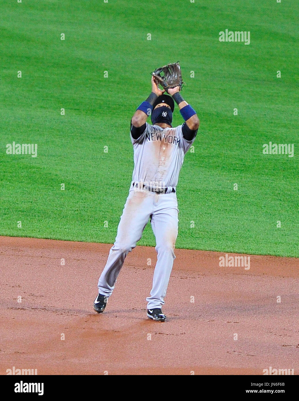 New York Yankees second baseman Starlin Castro (14) fields a pop-up off ...