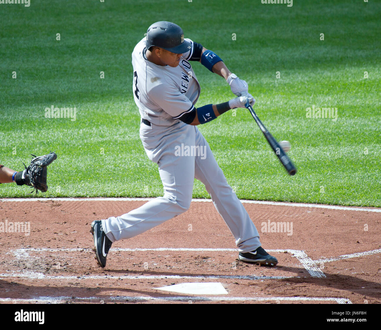 New York Yankees second baseman Starlin Castro (14) grounds out in the ...