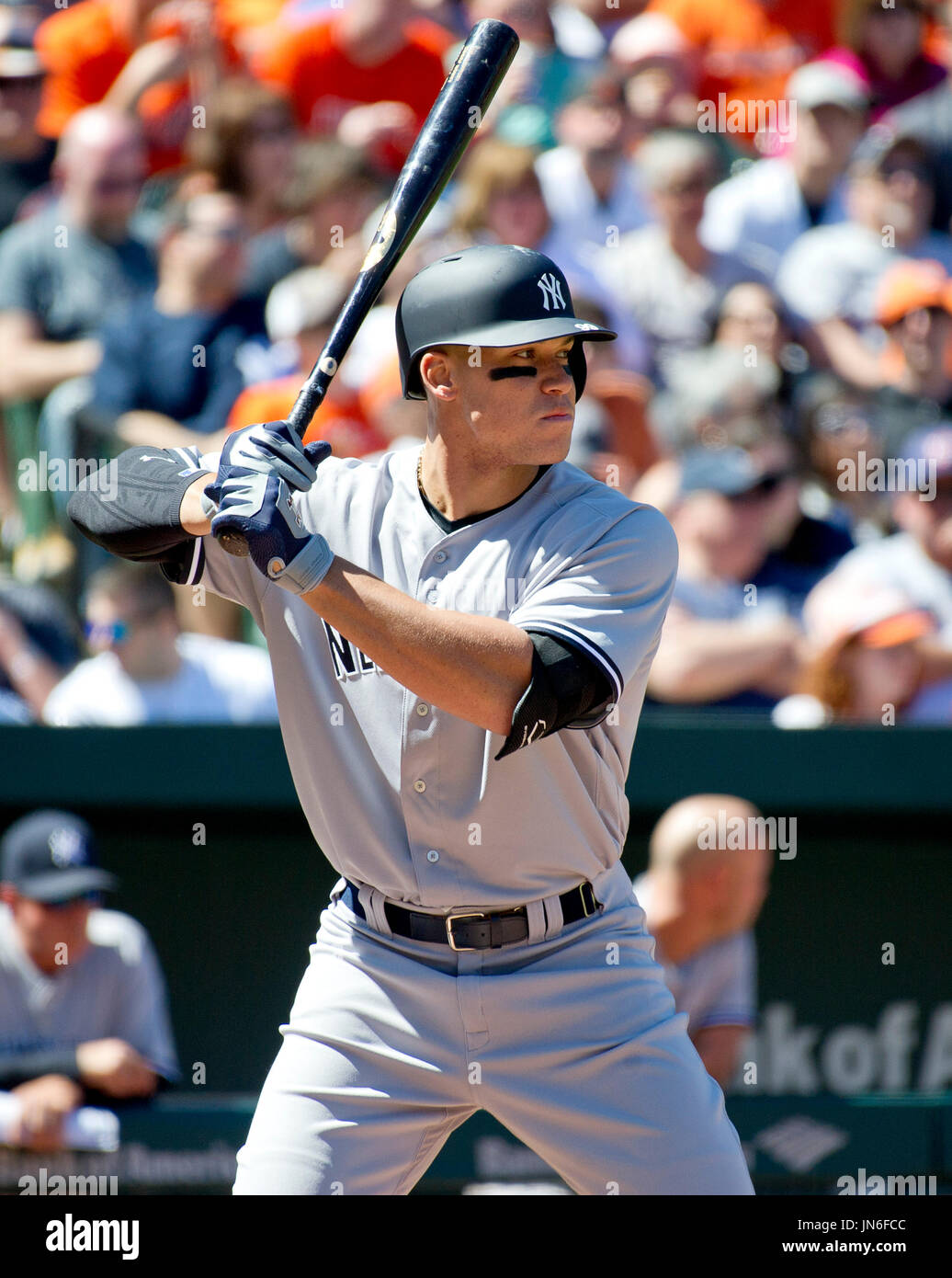 New York Yankees right fielder Aaron Judge (99) bandin the second ...