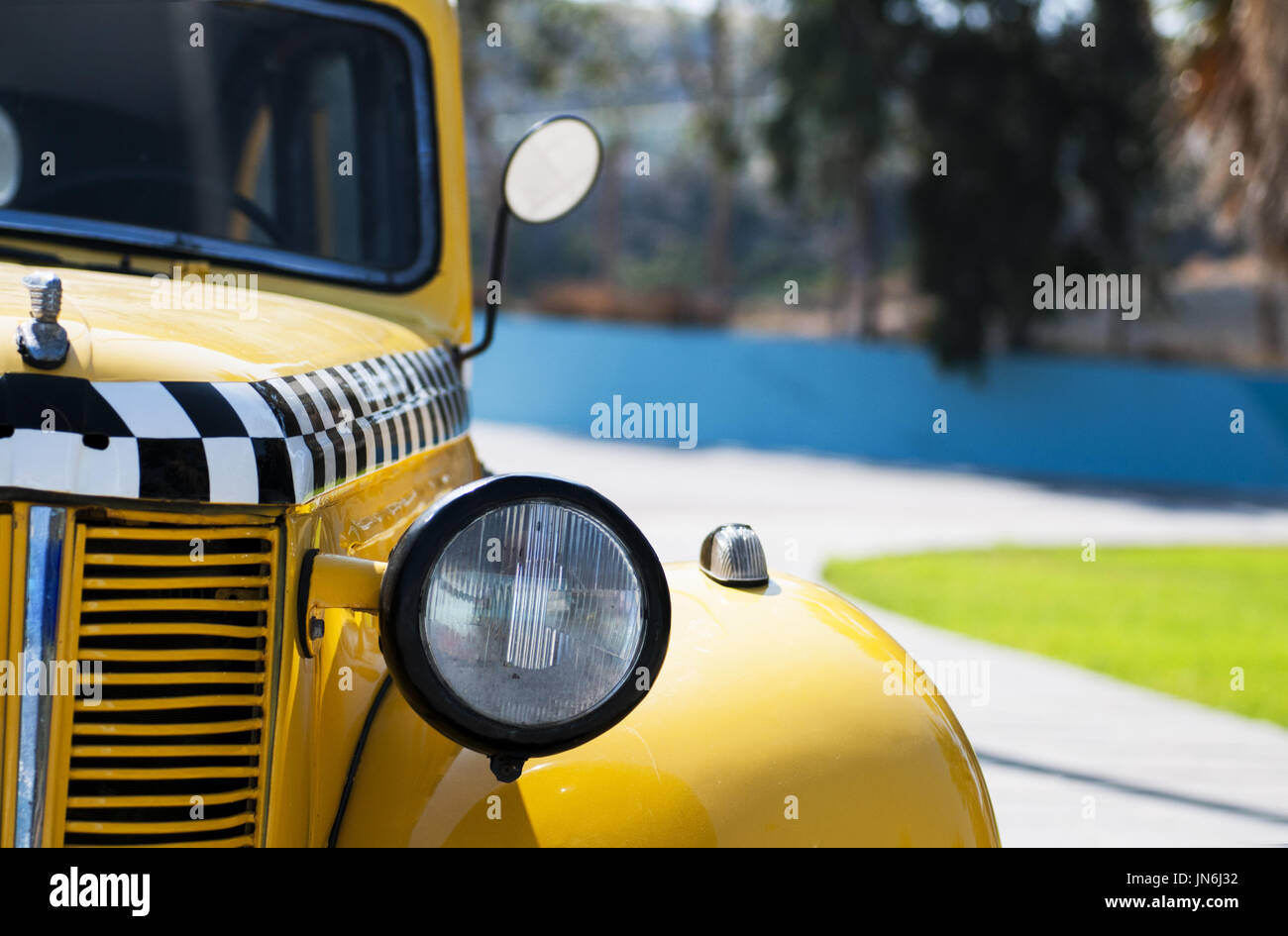 Retro yellow taxi hi-res stock photography and images - Alamy