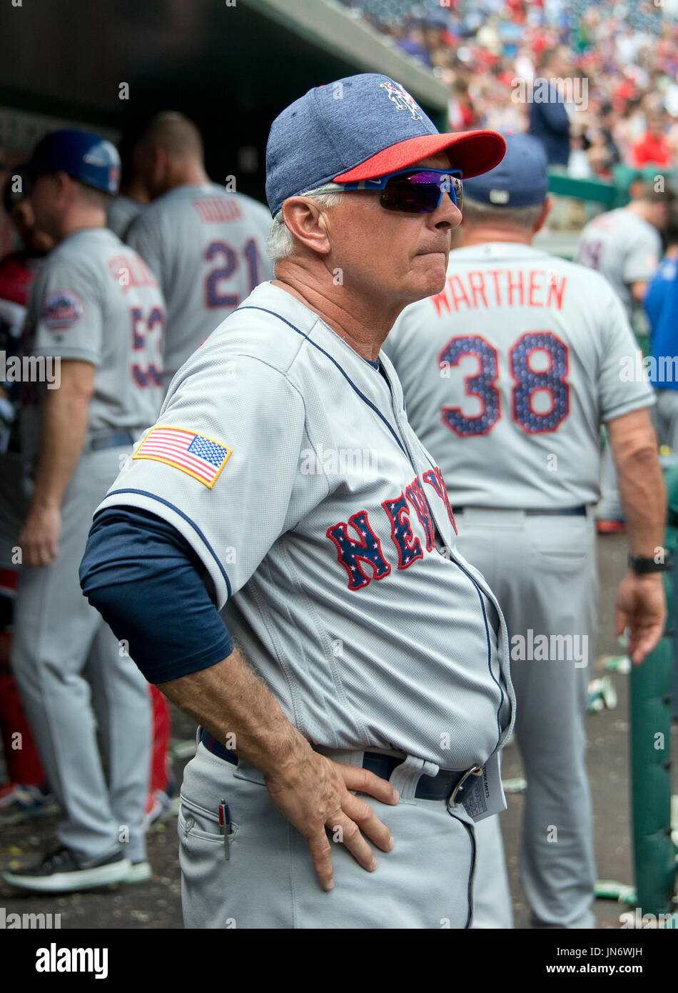 New York Mets manager Terry Collins (10) watches his team bat in the ...