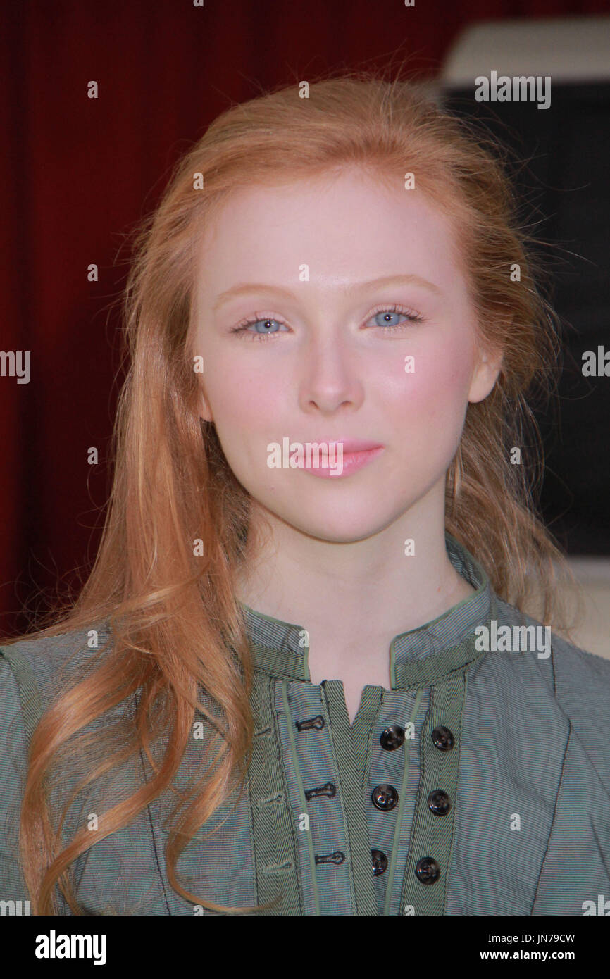 Molly Quinn 11/12/2011 "Muppets" Premiere held at El Capitan Theater ...