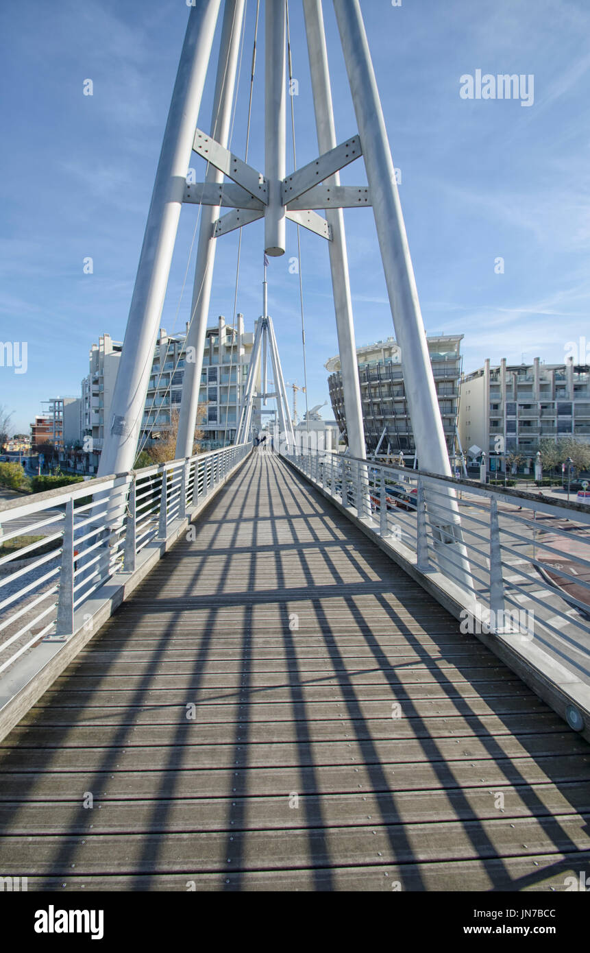 Pedestrian parapet hi-res stock photography and images - Alamy