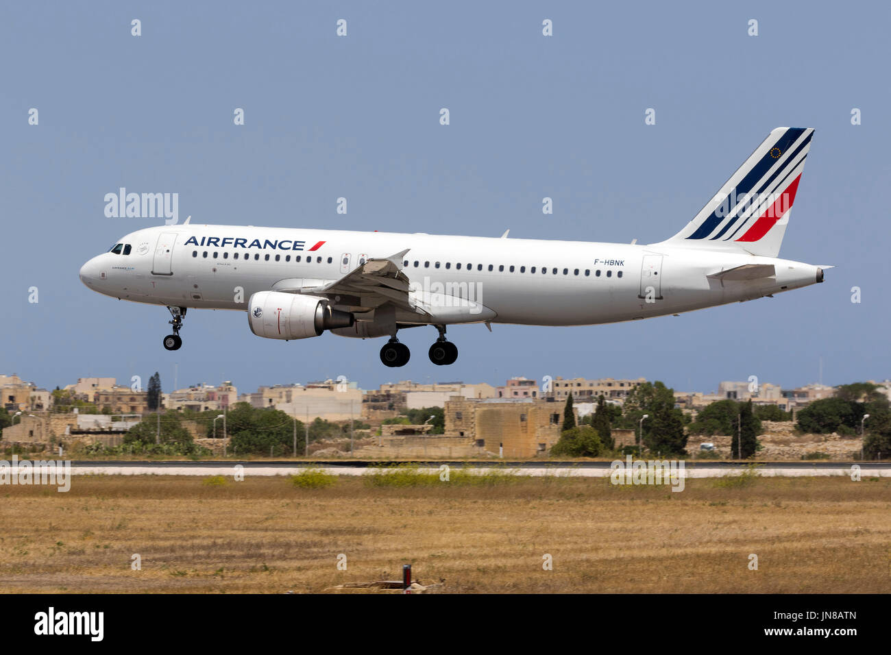 Air France Airbus A320-214 [F-HBNK] landing runway 31 in the afternoon ...