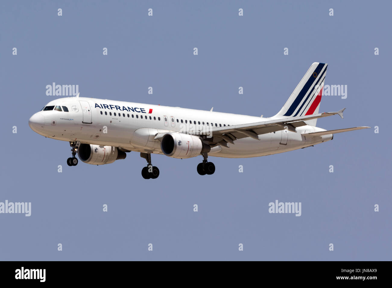 Air France Airbus A320-214 [F-HBNK] landing runway 31 in the afternoon ...
