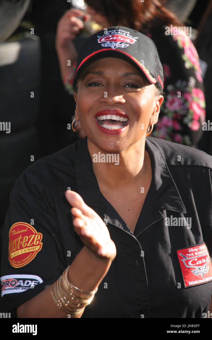Jennifer Lewis 06/18/11 "Cars 2" Premiere @El Capitan Theatre ...