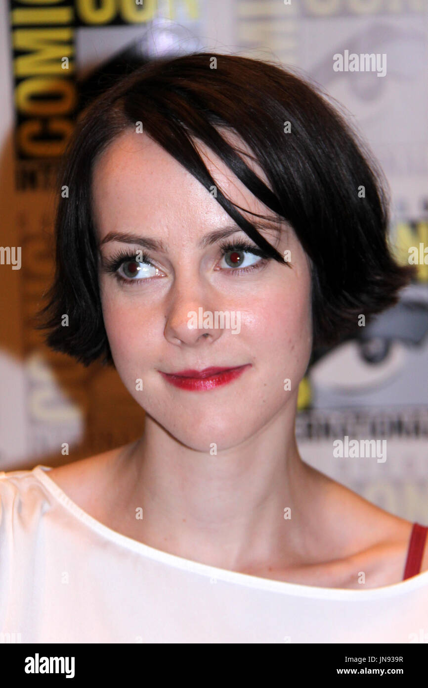 Jena Malone 07/24/10 "Sucker Punch" Press Conference @ Convention ...