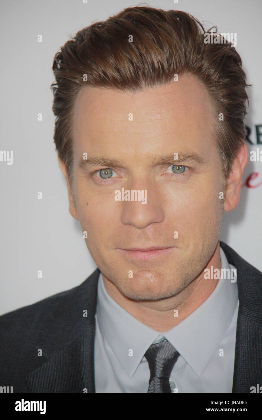 Ewan McGregor 12/10/2012 gThe Impossible h Premiere held at The ...