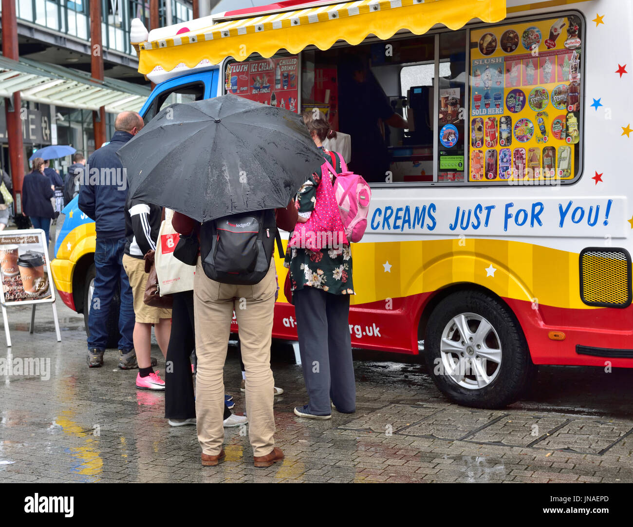 Mobile ice cream van hi-res stock photography and images - Alamy