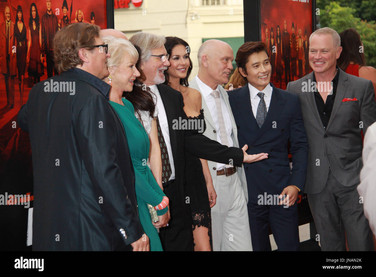 Lorenzo Bonaventura, Helen Mirren, Bruce Willis, Mary-Louise Parker ...