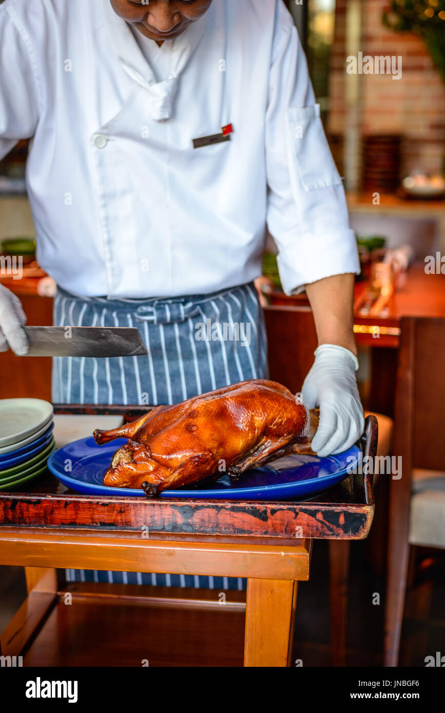 Chinese Chef chopping serving Peking duck Stock Photo - Alamy