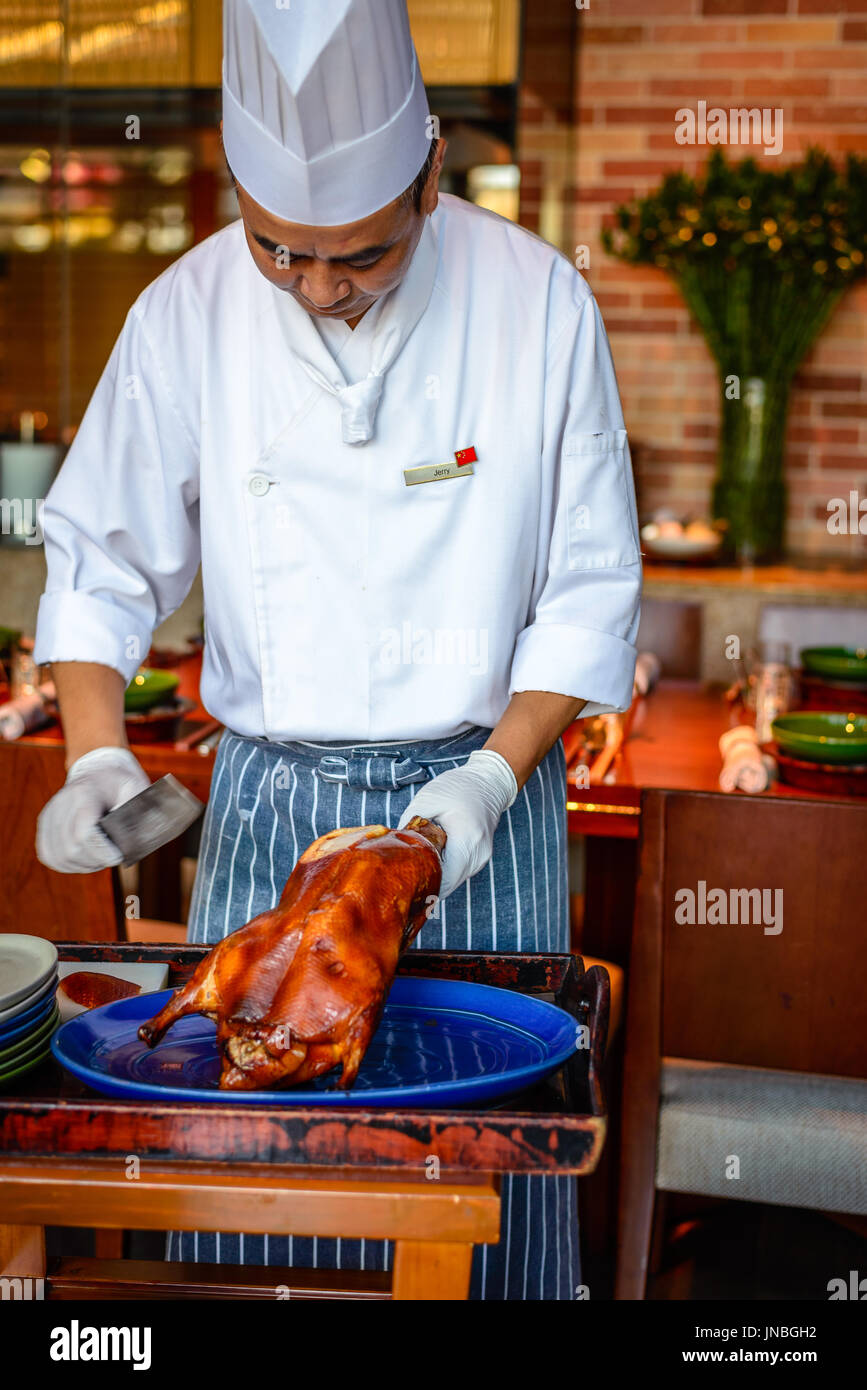Chinese Chef chopping serving Peking duck Stock Photo - Alamy