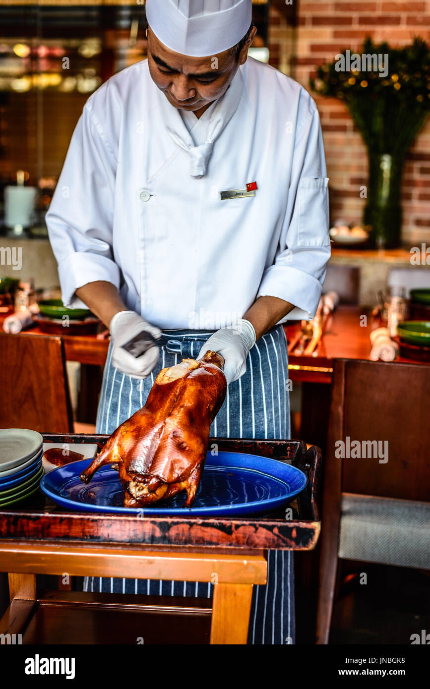 Chinese Chef chopping serving Peking duck Stock Photo - Alamy