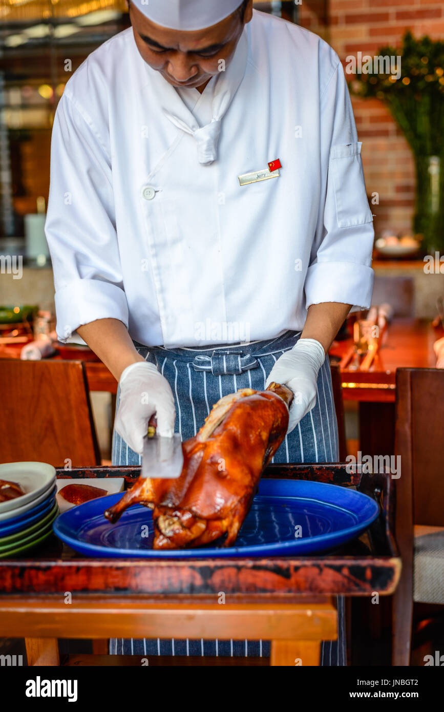 Chinese Chef chopping serving Peking duck Stock Photo - Alamy