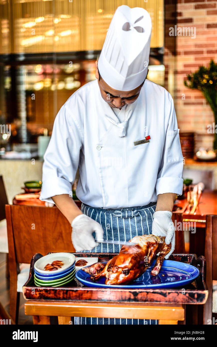 Chinese Chef chopping serving Peking duck Stock Photo - Alamy