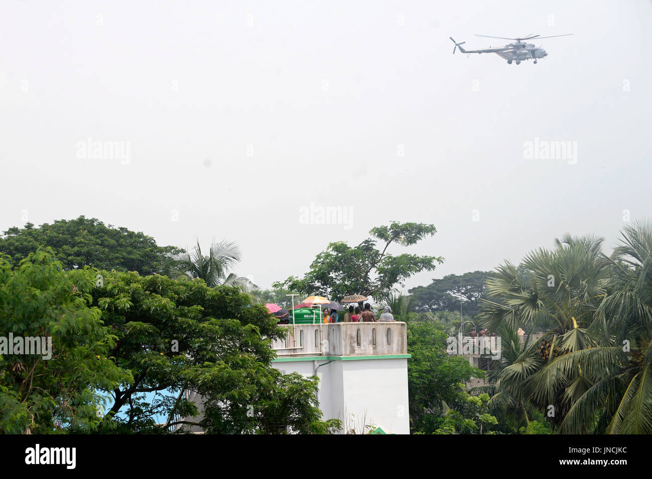 Ghatal, India. 29th July, 2017. Indian flood victim people wait on roof ...