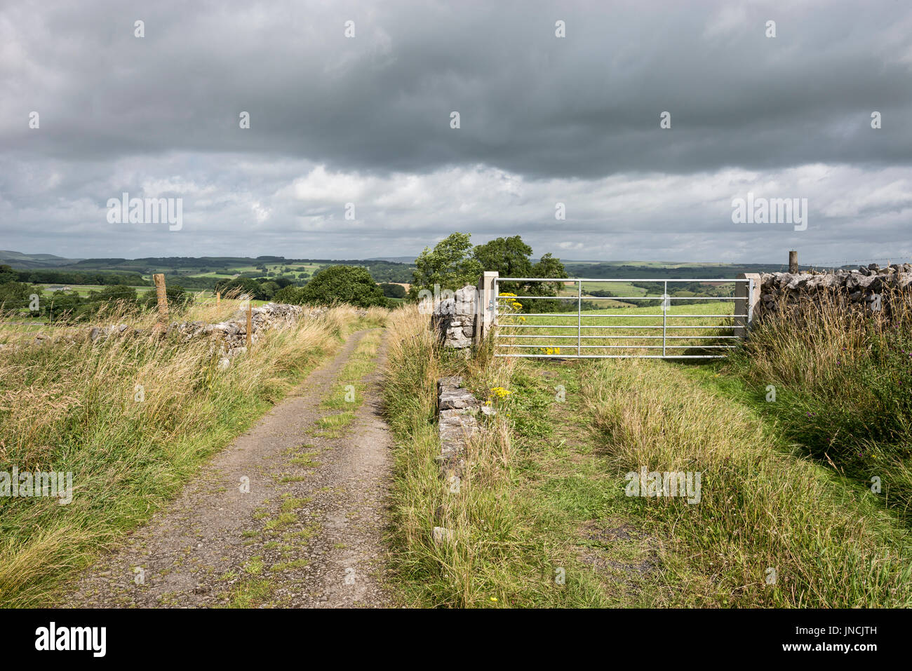 Farm track and lane hi-res stock photography and images - Alamy