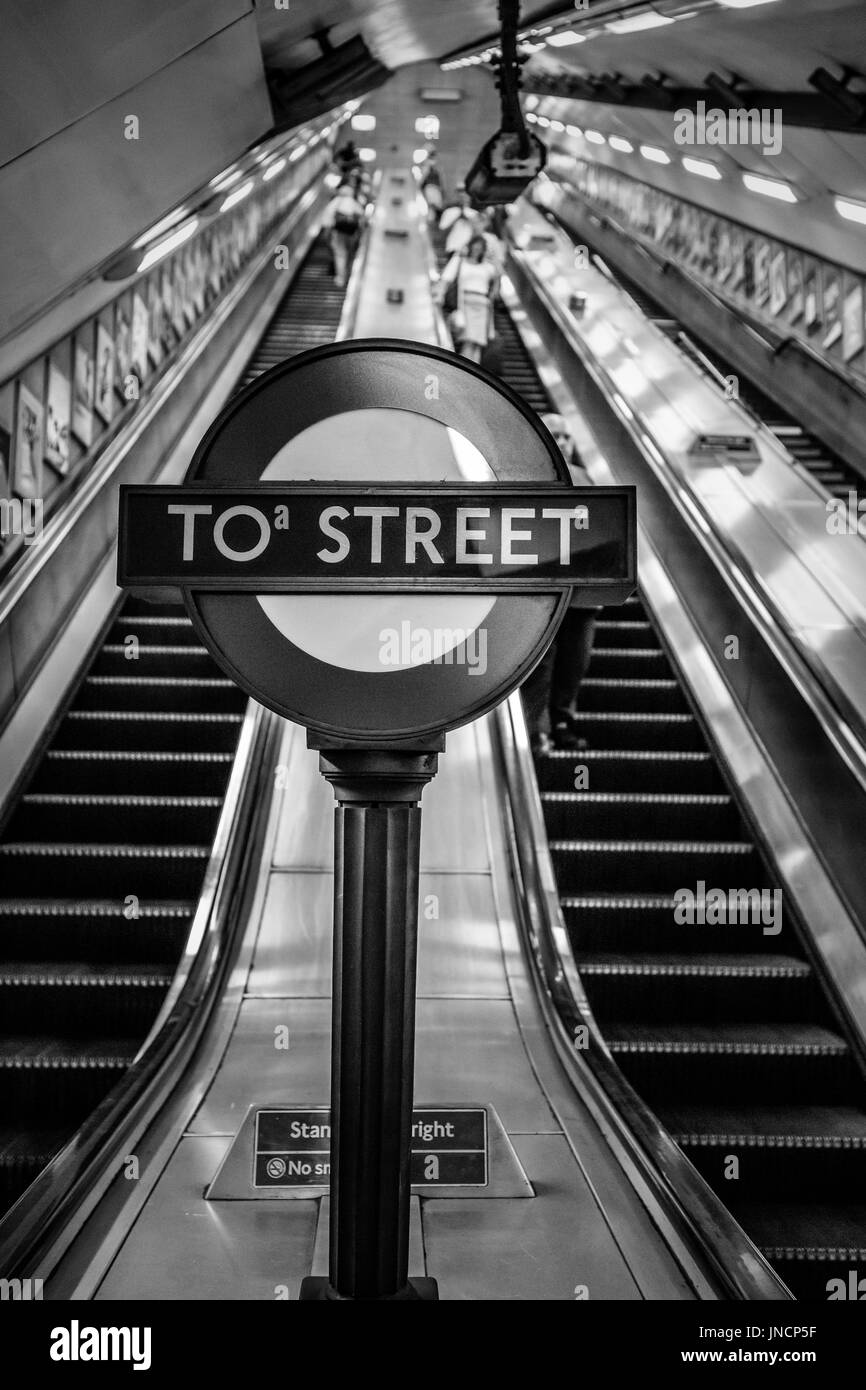 London underground st pauls sign hi-res stock photography and images ...