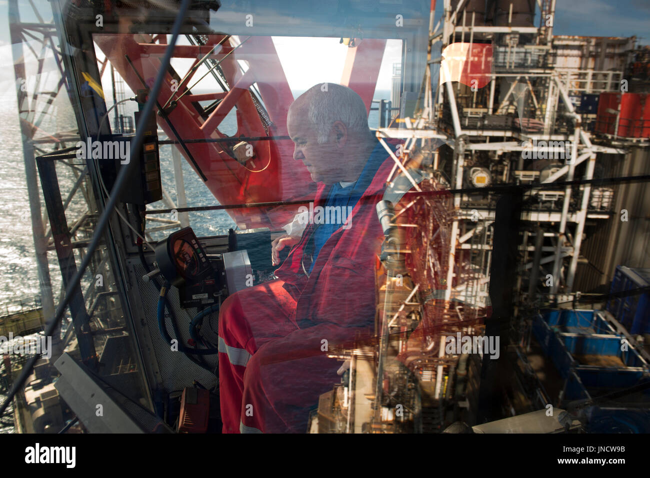 Container ship offloading hi-res stock photography and images - Alamy