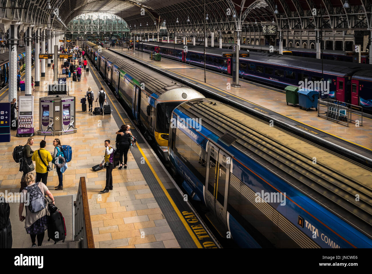 Paddington station train platform hi-res stock photography and images ...