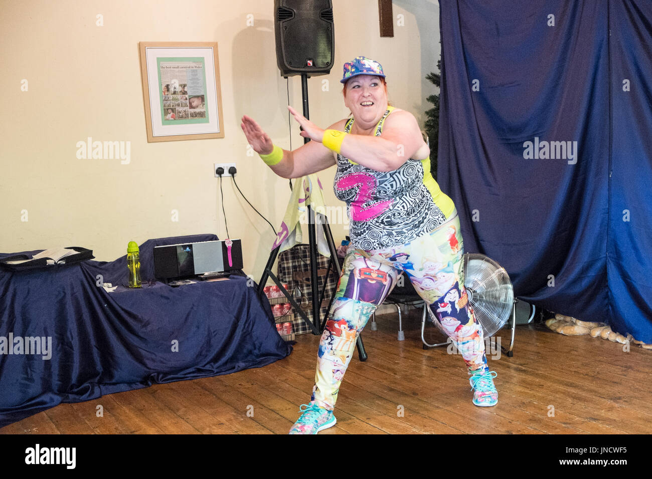 Elderly people keep fit class hi-res stock photography and images - Alamy