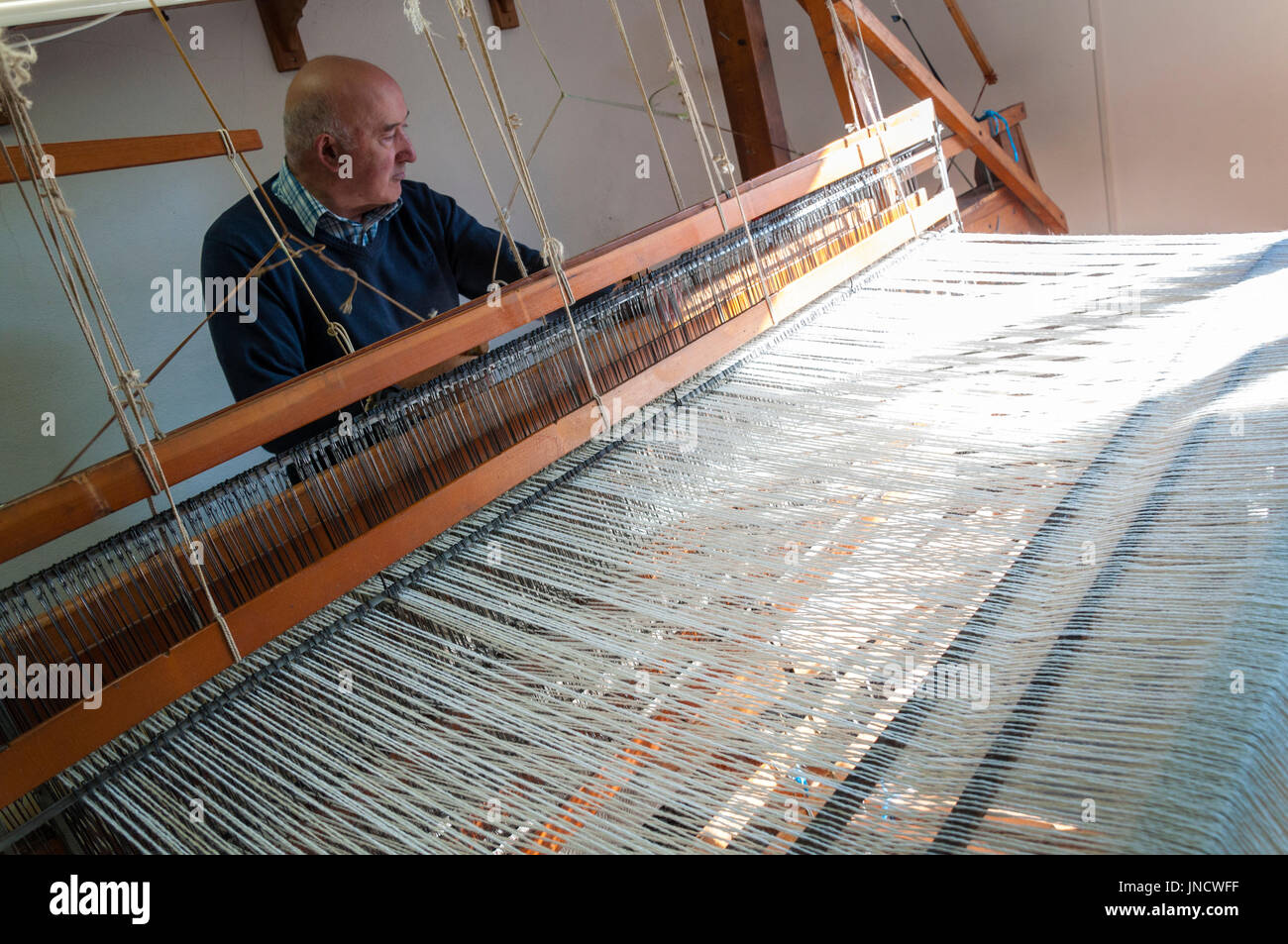 Traditional hand weaver Eddie Doherty at his loom in Ardara, County ...