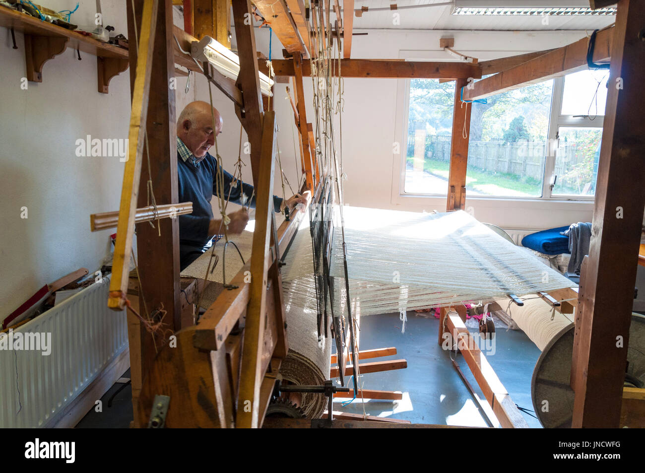 Traditional hand weaver Eddie Doherty at his loom in Ardara, County ...