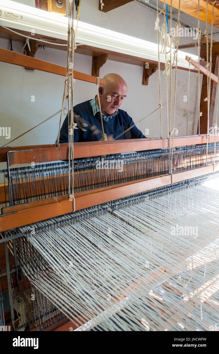 Traditional hand weaver Eddie Doherty at his loom in Ardara, County ...