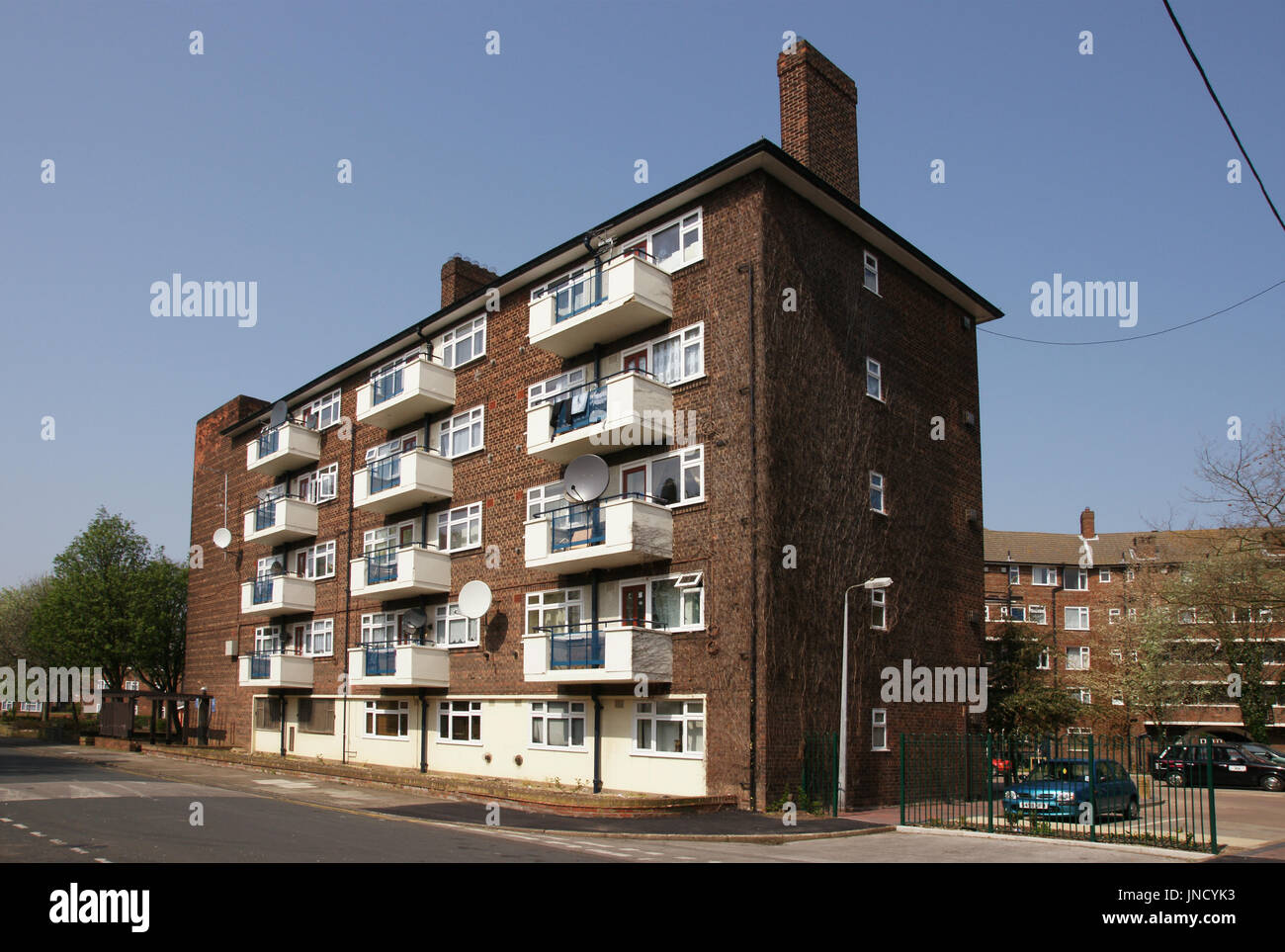Run down flats hi-res stock photography and images - Alamy