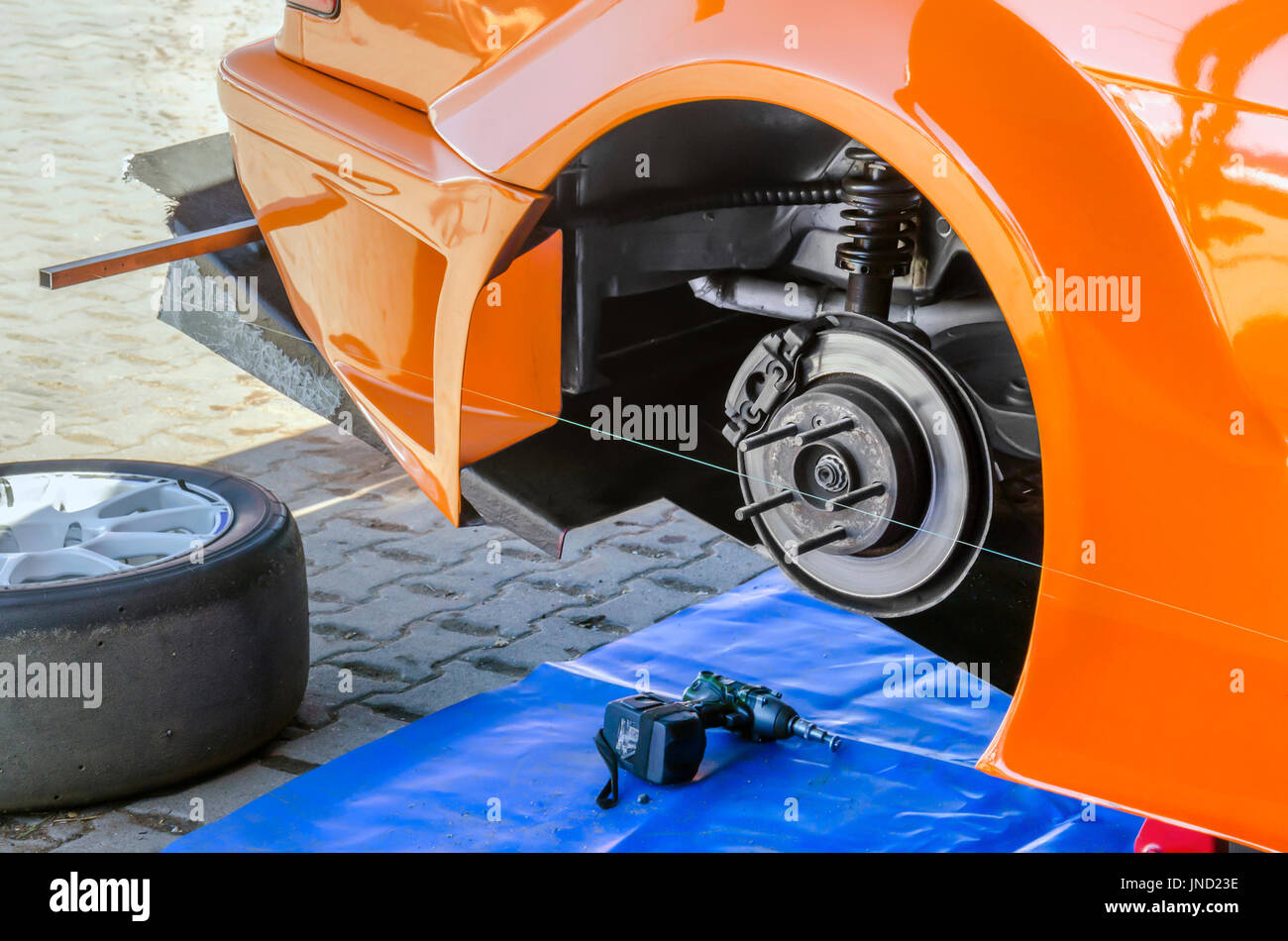 Wheel replacement hi-res stock photography and images - Alamy