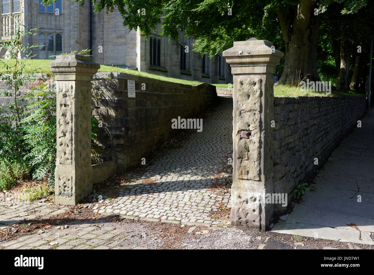 Stone gate posts hi-res stock photography and images - Alamy
