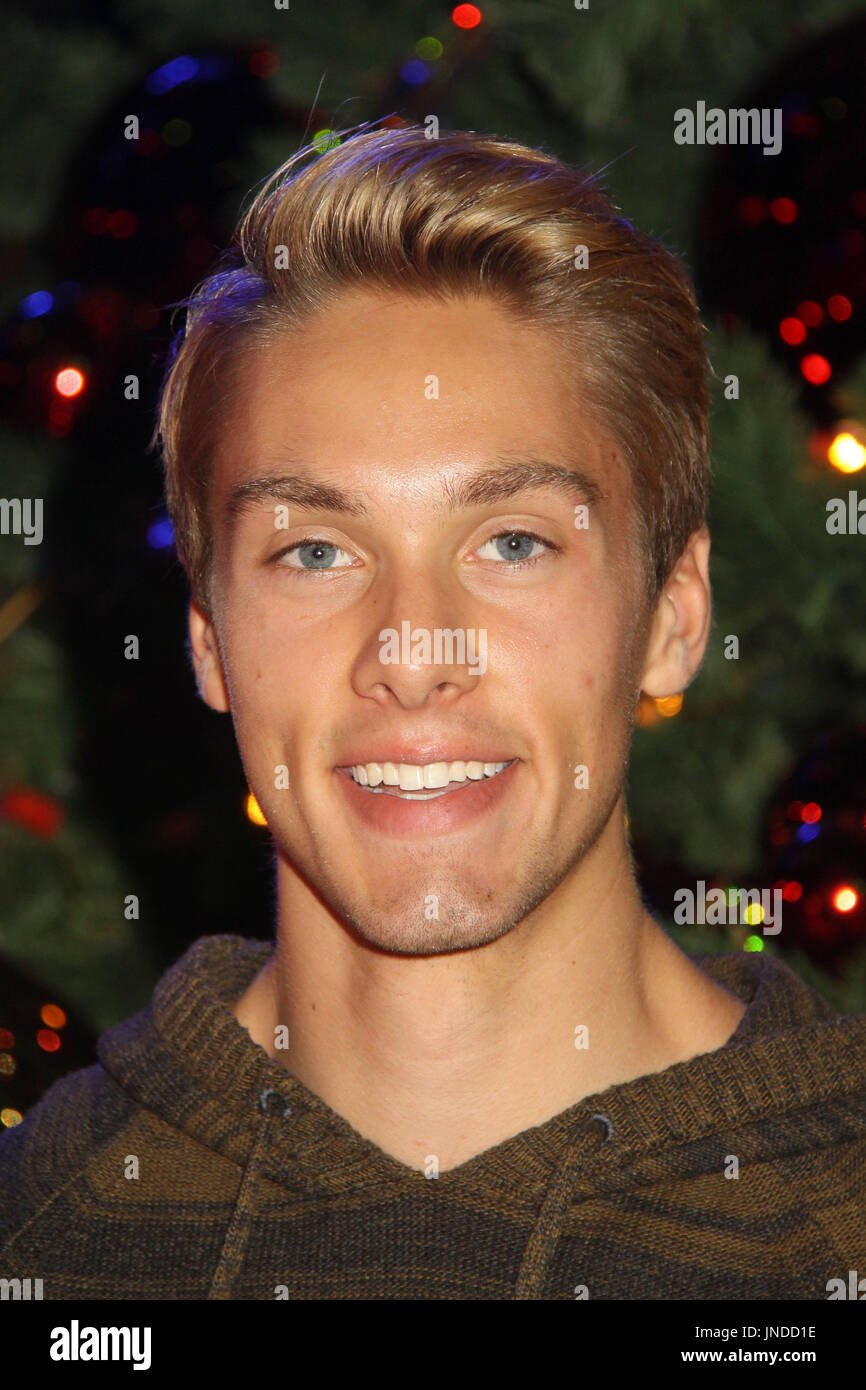 Austin North 11/22/2014 Knott's Merry Farm Snoopy's Merriest Tree ...