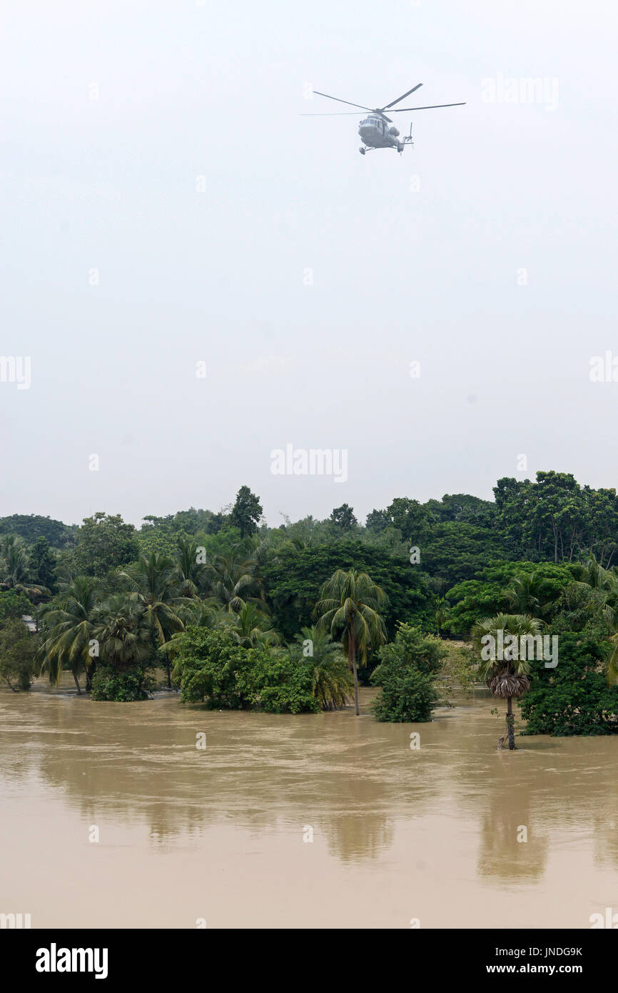 Ghatal, India. 29th July, 2017. Indian Air Force helicopter rescue ...