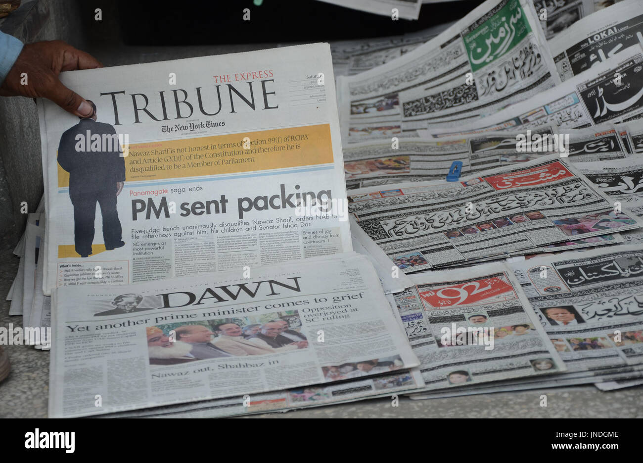 Pakistani newspaper hi-res stock photography and images - Alamy