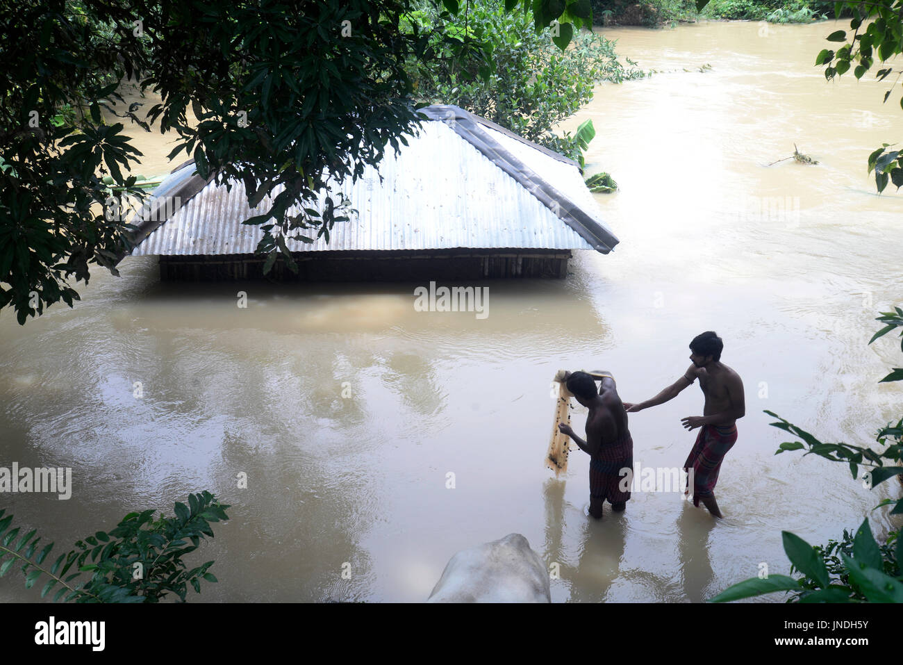 Ghatal, India. 29th July, 2017. Indian flood victim catch fish at ...