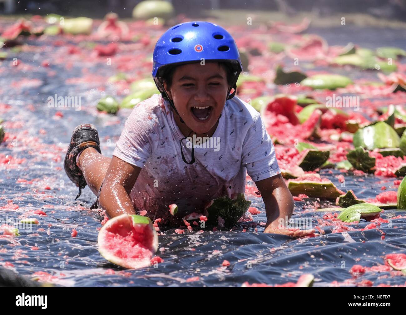 Los Angeles, California, USA. 4th Jan, 2017. People play watermelon ...