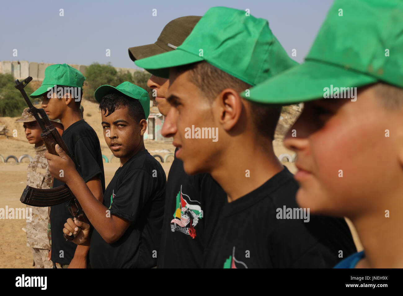 Gaza City, The Gaza Strip, Palestine. 25th July, 2017. Young Palestinians take part in a ...