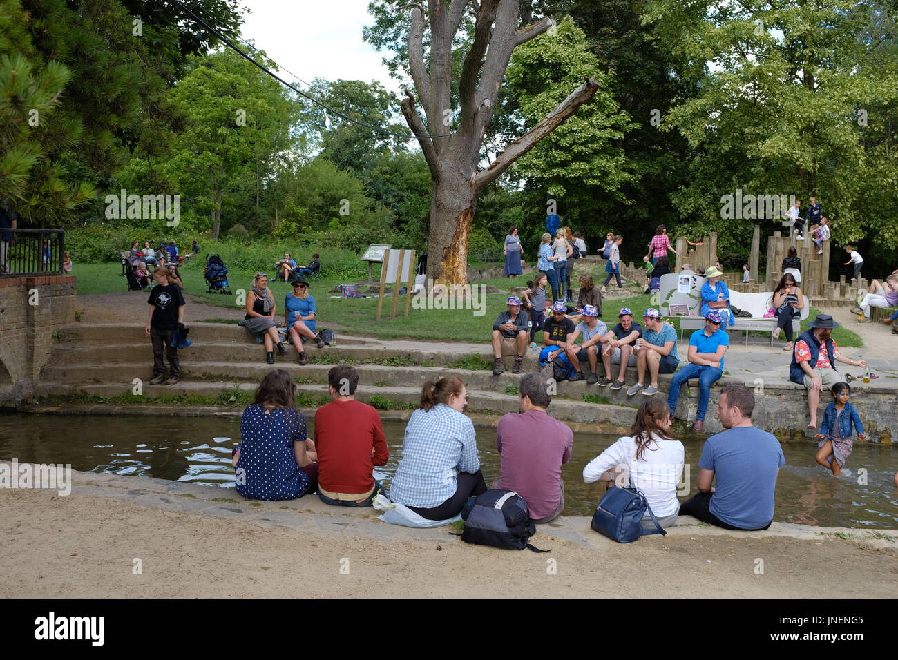 Cambridge, UK. 30th July, 2017. Crowds gather at the duck pond. Richard ...