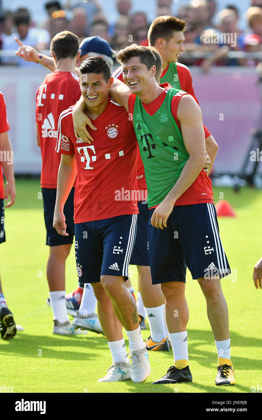 Robert LEWANDOWSKI (Bayern Muenchen) begruesst, umarmt James RODRIGUEZ ...