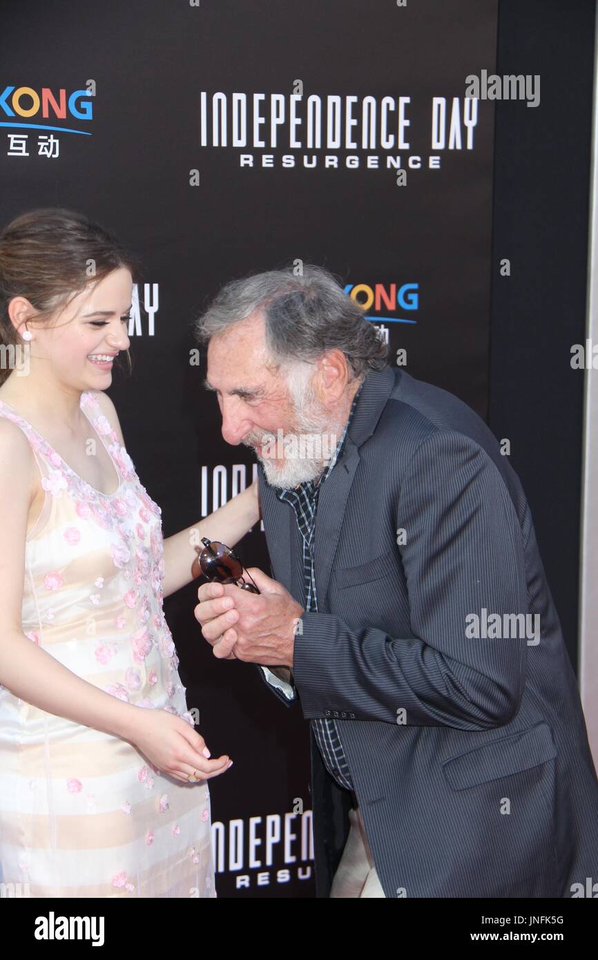 Joey king judd hirsch independence day hi-res stock photography and ...