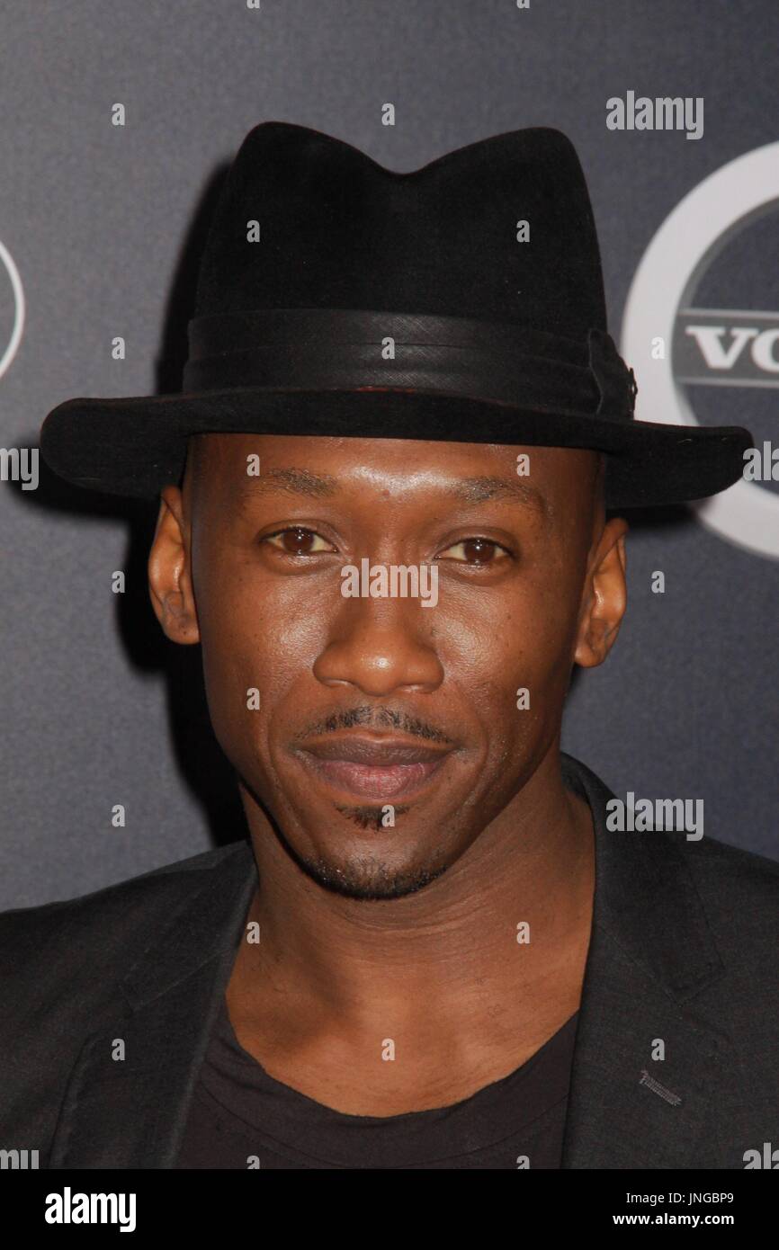 Mahershala Ali 12/6/2016 "La La Land" Premiere at the Fox Regency ...