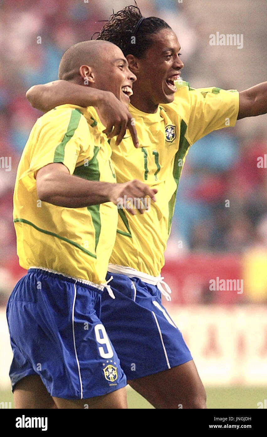 ULSAN, South Korea - Brazil striker Ronaldo (L) and midfielder ...