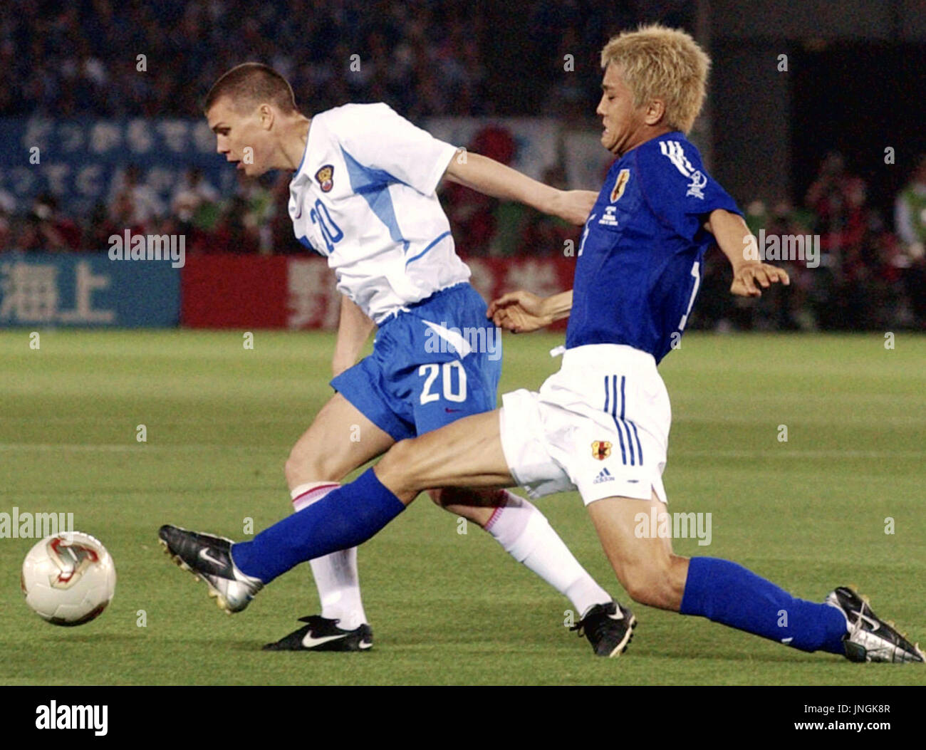 YOKOHAMA - Japan's Junichi Inamoto (R) and Russia's Marat Izmailov ...