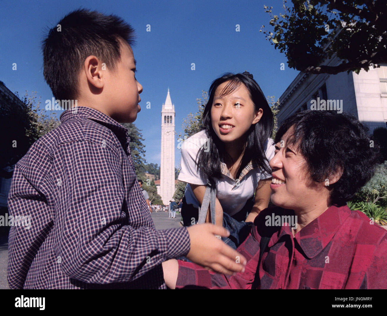 BERKELEY, United States - Chen Lixing (R), a professor of sociology at ...