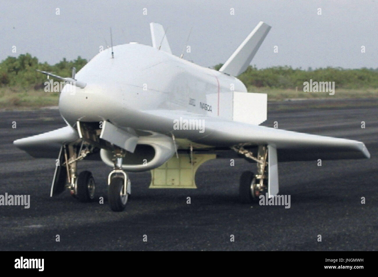 CHRISTMAS ISLAND, Kiribati - An unmanned Japanese space shuttle lands ...
